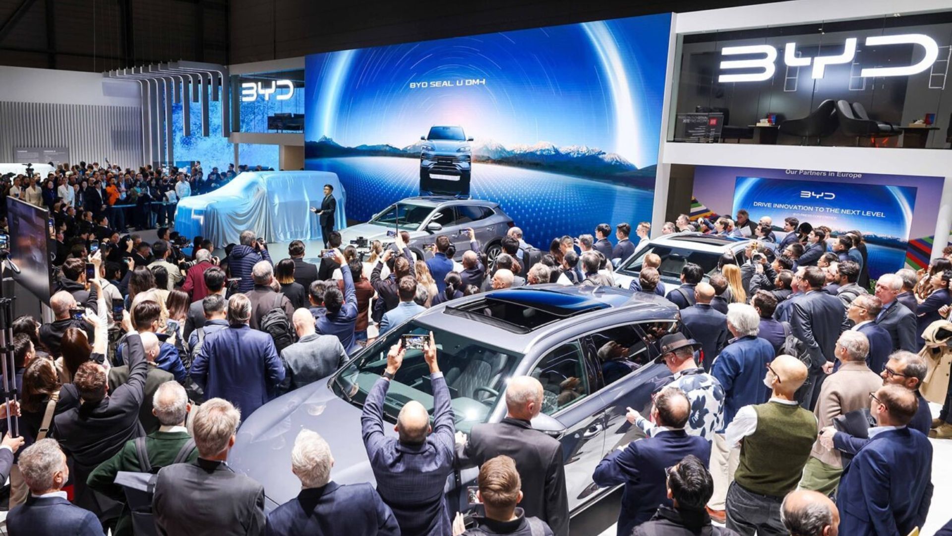 BYD presenta nuevos coches eléctricos y un híbrido enchufable